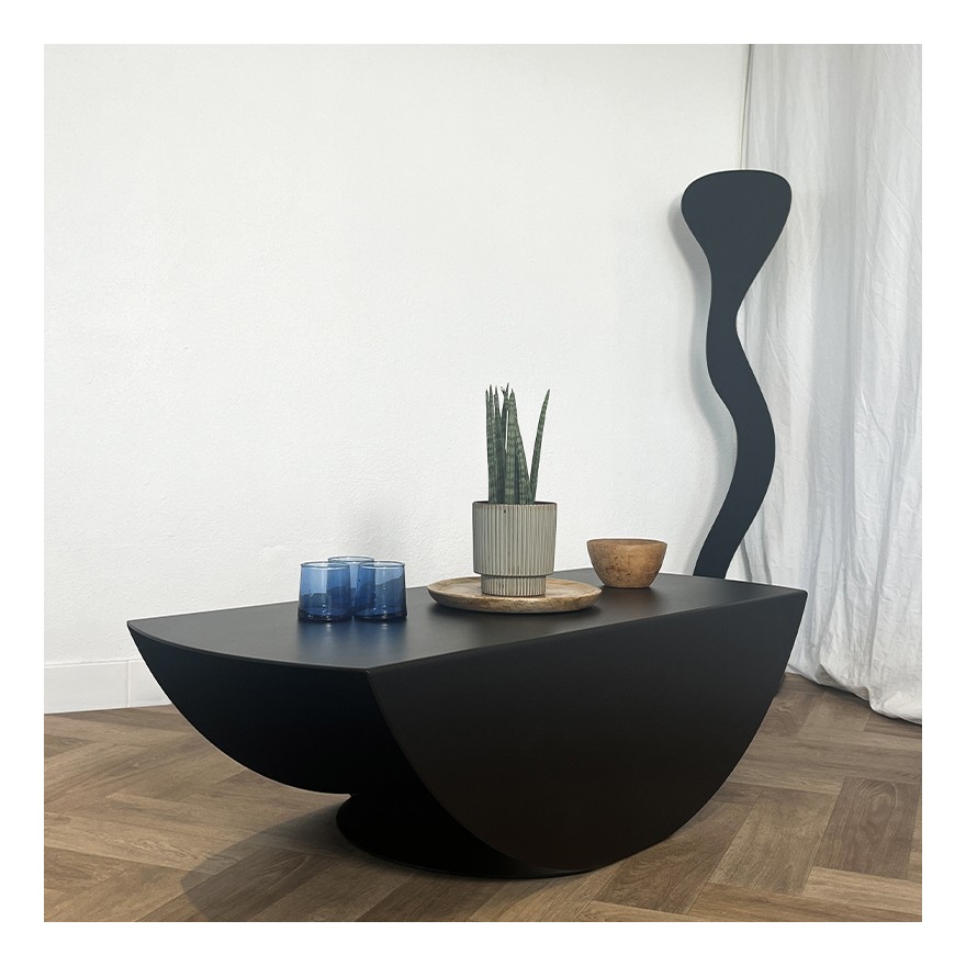 Table basses en métal aux formes organiques en métal